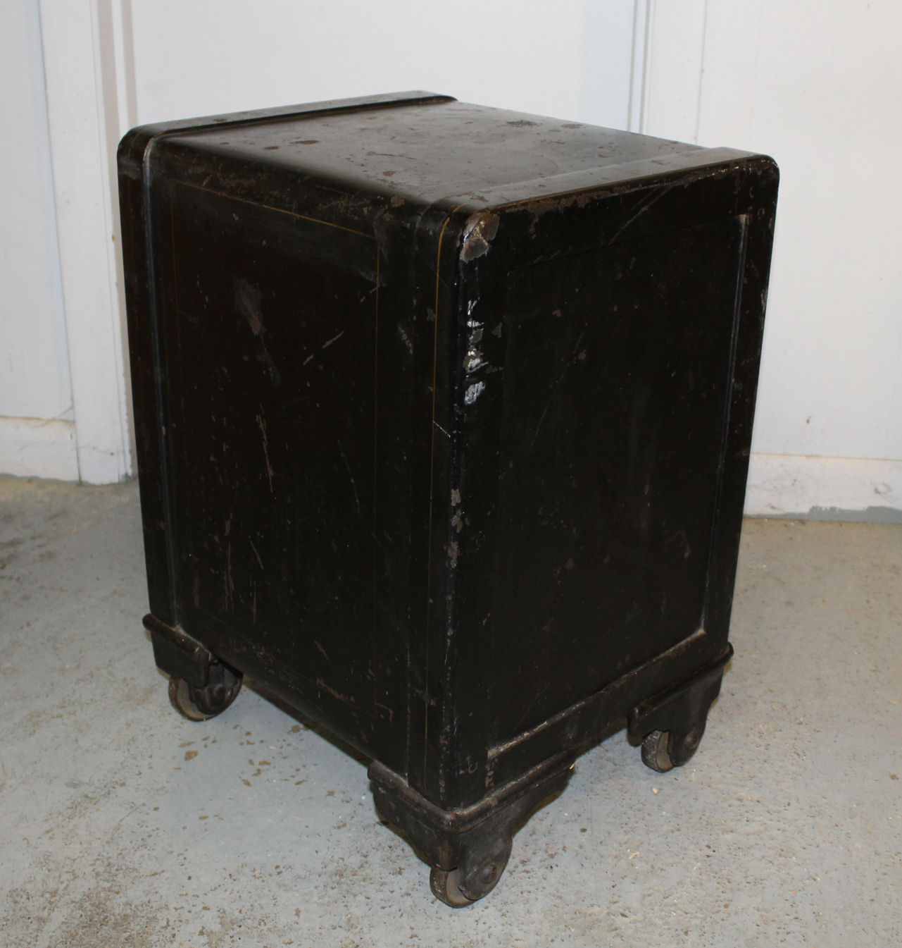 Bargain John's Antiques | Antique Iron Safe -Victor - 1904 - Bargain ...