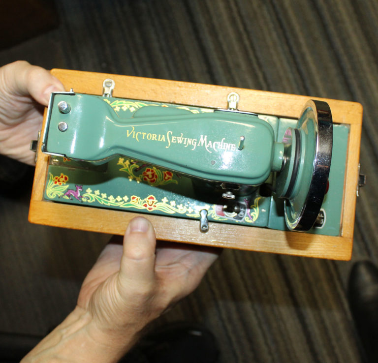 Bargain John's Antiques | Victoria Miniature Sewing Machine - Bargain ...