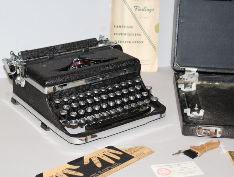 Bargain John's Antiques | Royal Deluxe Portable Typewriter - 1937 ...